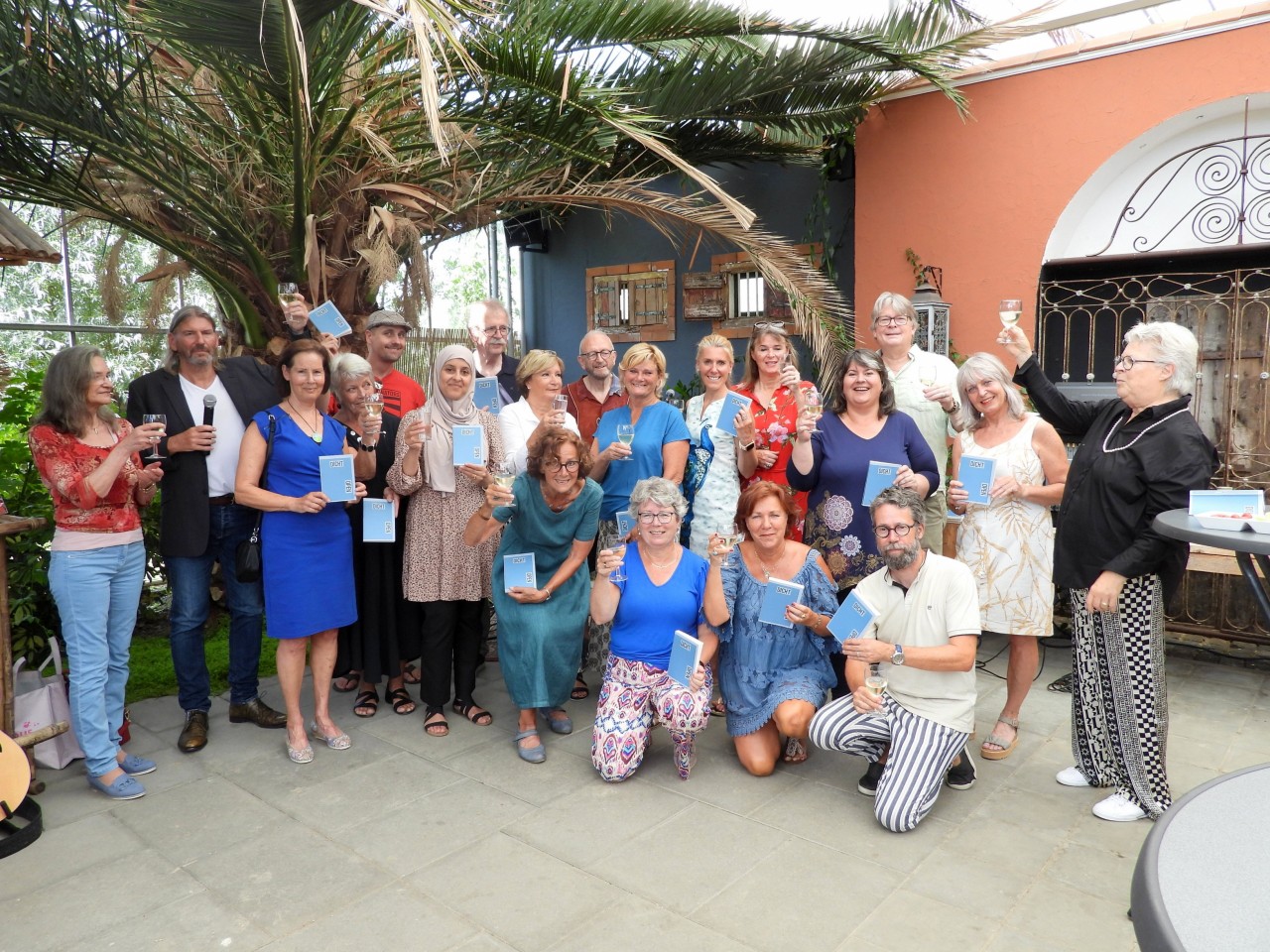 Presentatie gedichtenbundel DICHT OPEN in tropische sferen